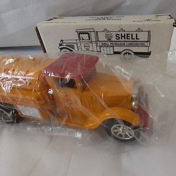 Shell oil tanker | Other | Ertl 931 Shell Oil Tanker Bank Die Castnew ...